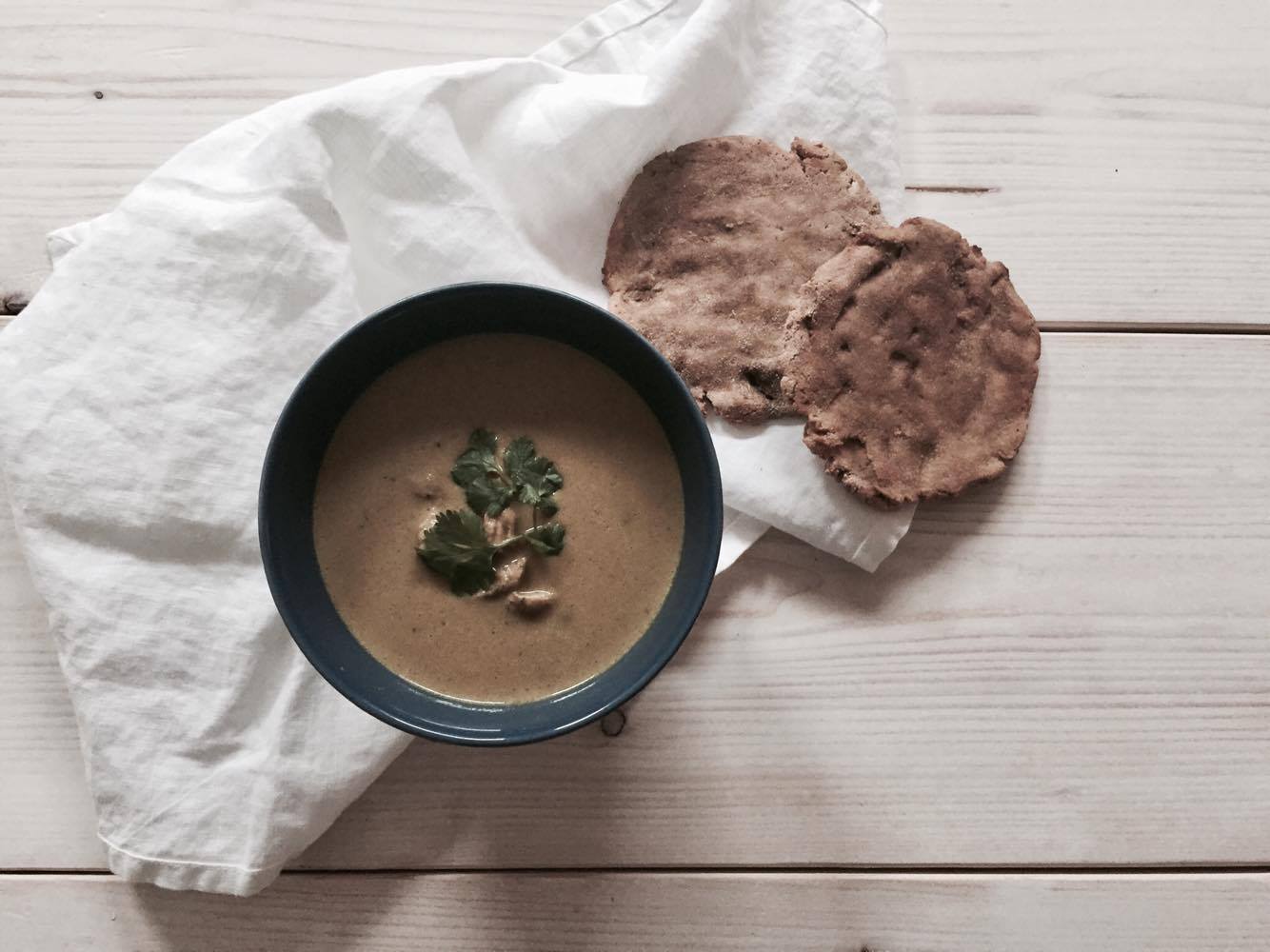 Indisk kyllingsuppe med glutenfritt nanbrød – Helene Urrang